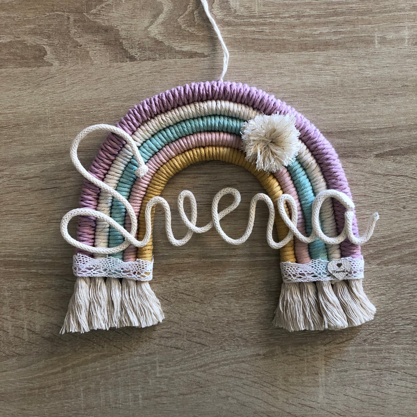 Arcobaleno in Macrame con Nome, Fiocco Nascita – MacraLu di Ludovica Mazzanti