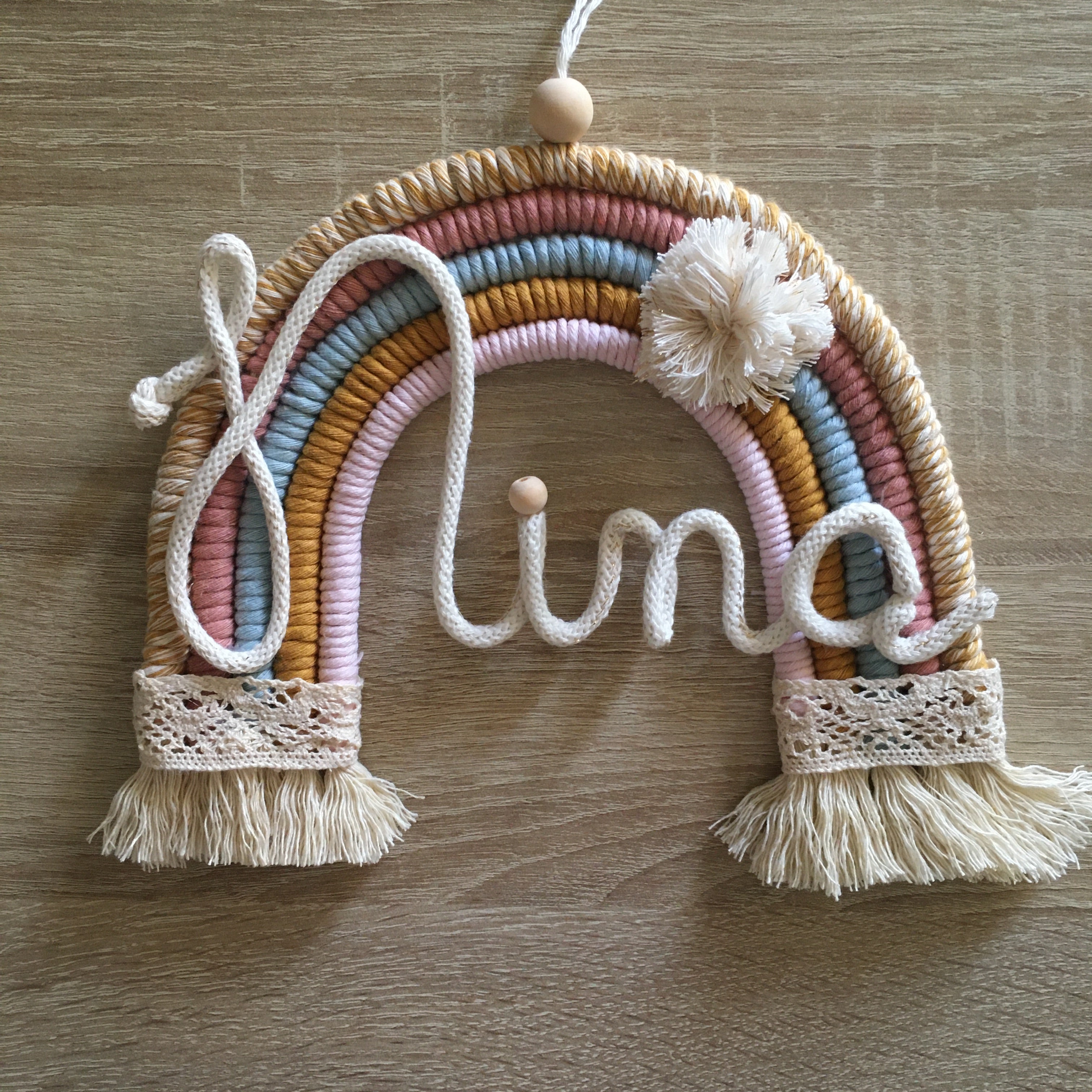Arcobaleno in Macrame con Nome in Tricotin – Macralù88